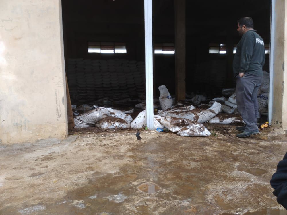 العاصفة المطرية تلحق الأضرار بالأسمدة في مستودع للمصرف الزراعي بتلكلخ ...